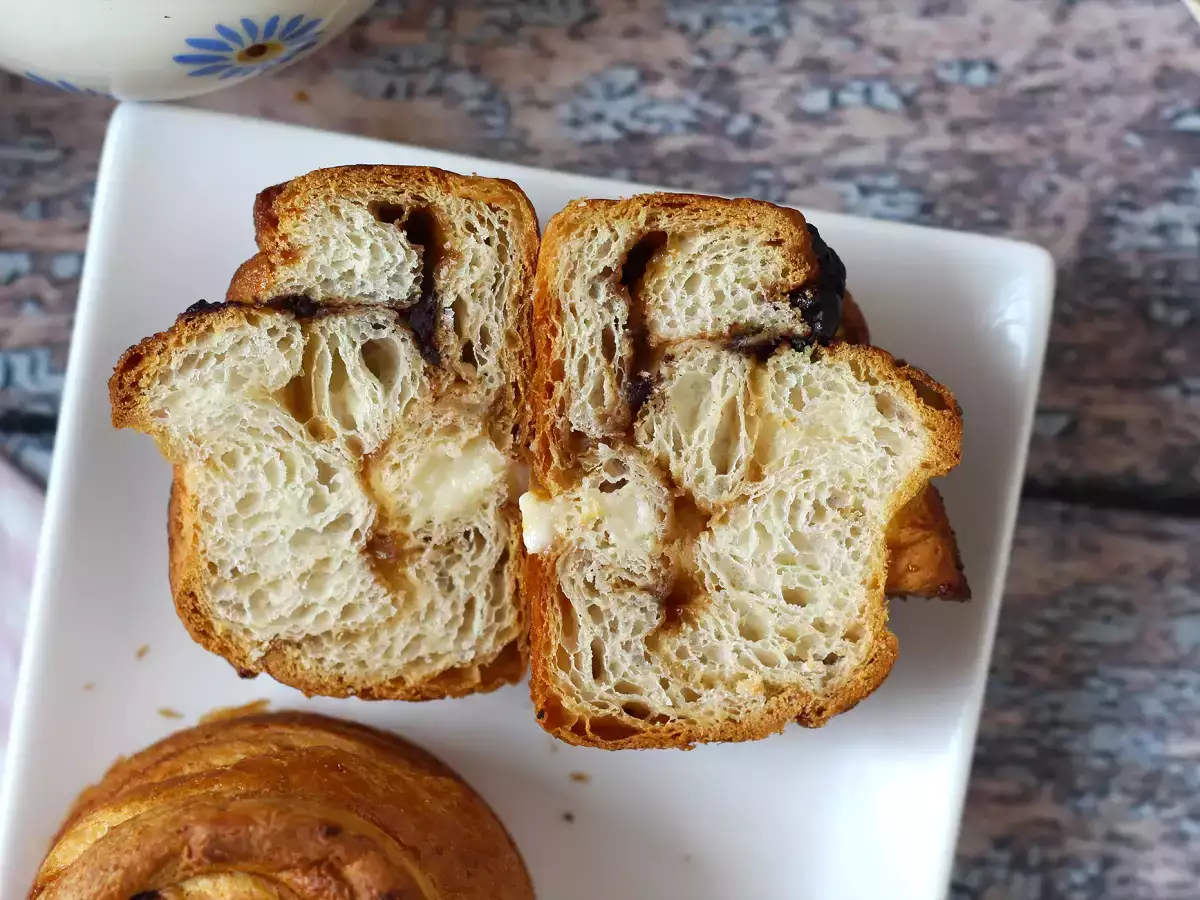 Cruffins recept, croissant és muffin pudinggal, csokival